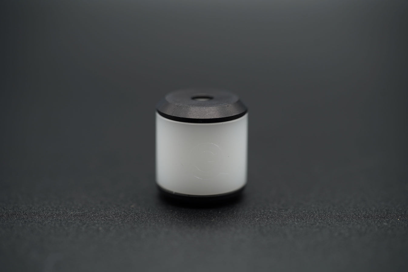 Dumpy white bobbin | black end-caps - 10 gram – Geert Ooms